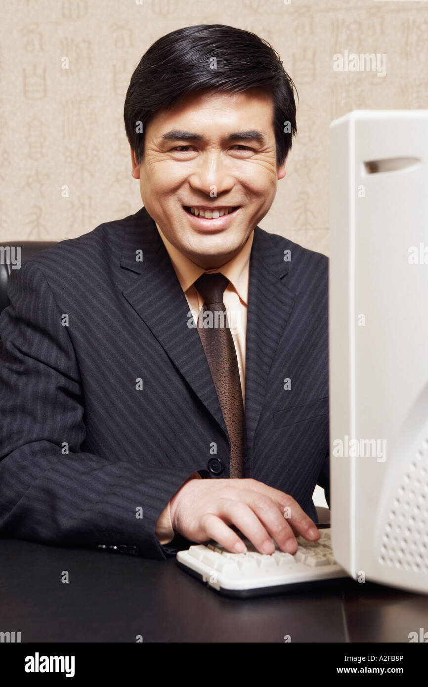 Clerk working chinese man hi-res stock photography and images - Alamy