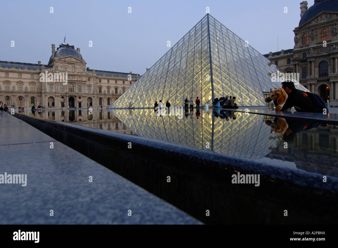 Glas pyramide louvre museum paris hi-res stock photography and images ...