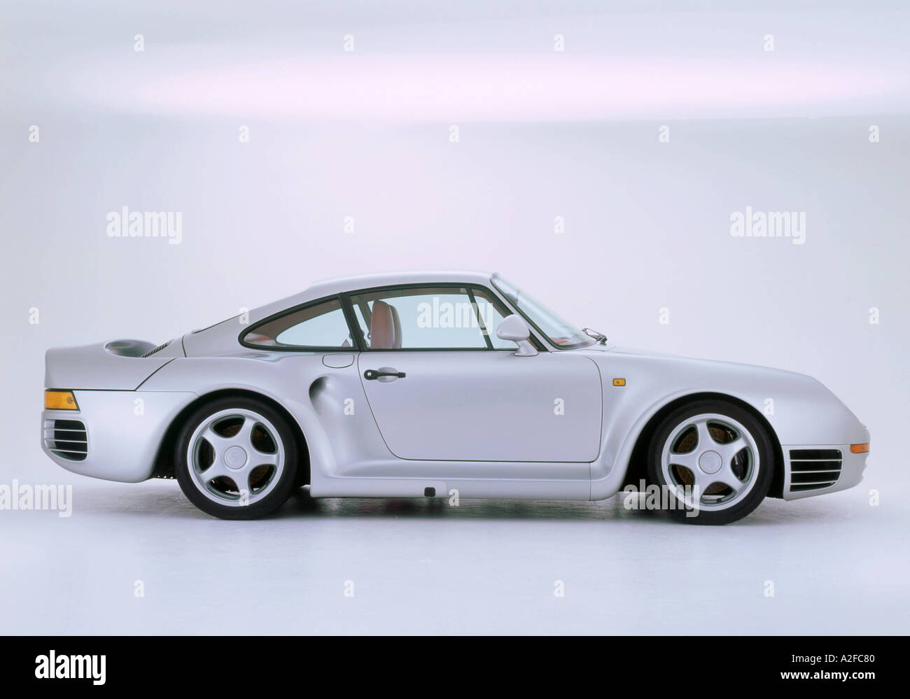 Porsche side profile hi-res stock photography and images - Alamy