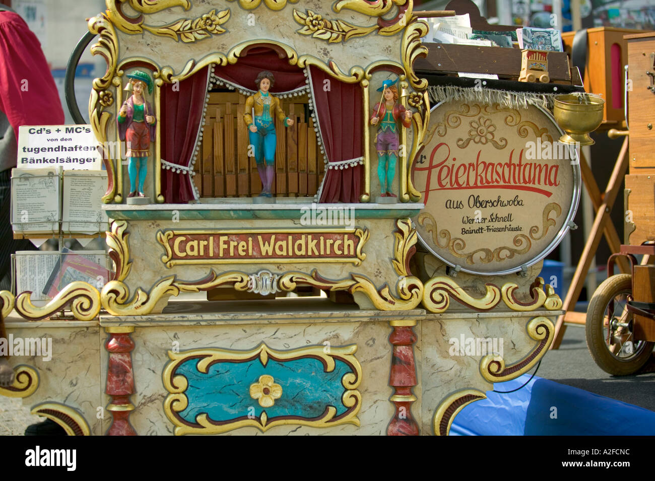 Hand organ hi-res stock photography and images - Alamy