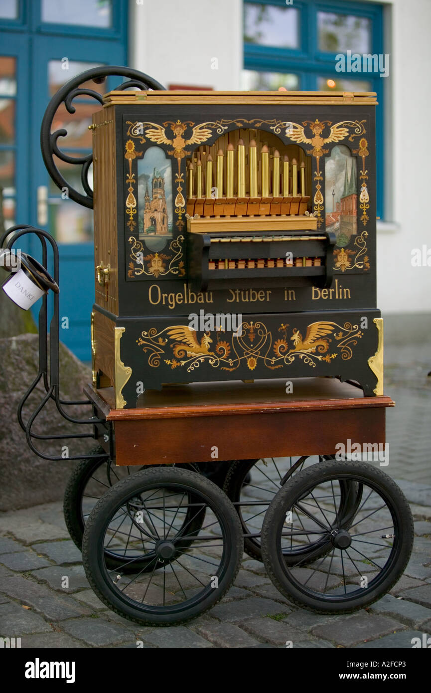 Hand organ hi-res stock photography and images - Alamy