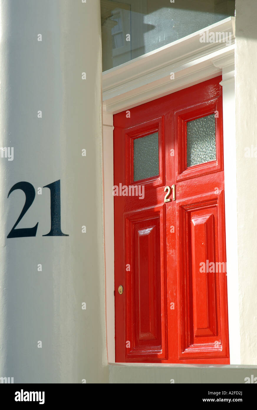 A red door -- number 21 -- in Pimilco, London Stock Photo - Alamy
