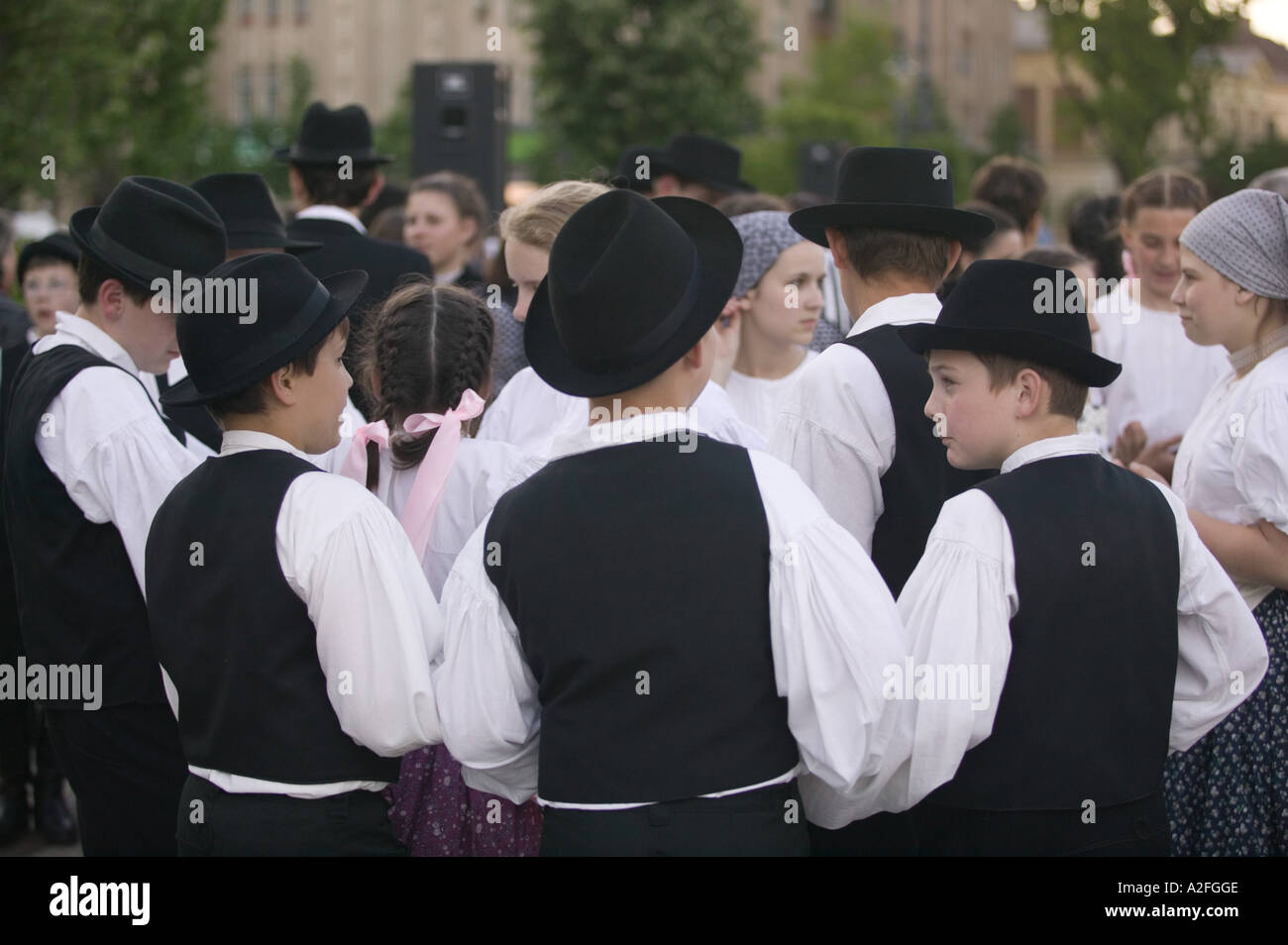 Hungarian folk dance group hi-res stock photography and images - Alamy