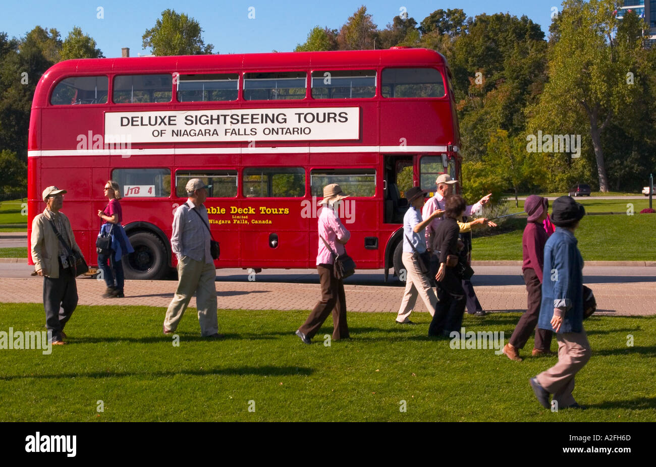 Tourists and sightseeing bus at Niagara Falls Canada Stock Photo - Alamy