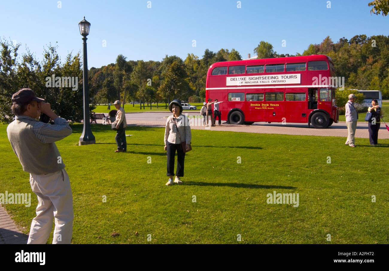 Tourists and sightseeing bus at Niagara Falls Canada Stock Photo - Alamy