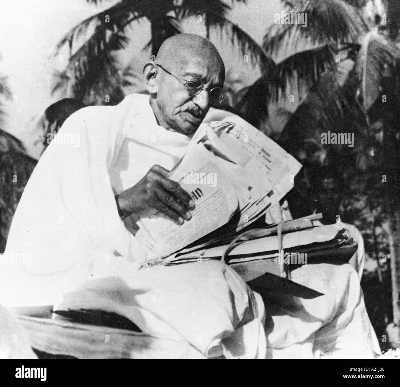 Mahatma Gandhi reading newspaper India 1947 old vintage 1900s picture ...