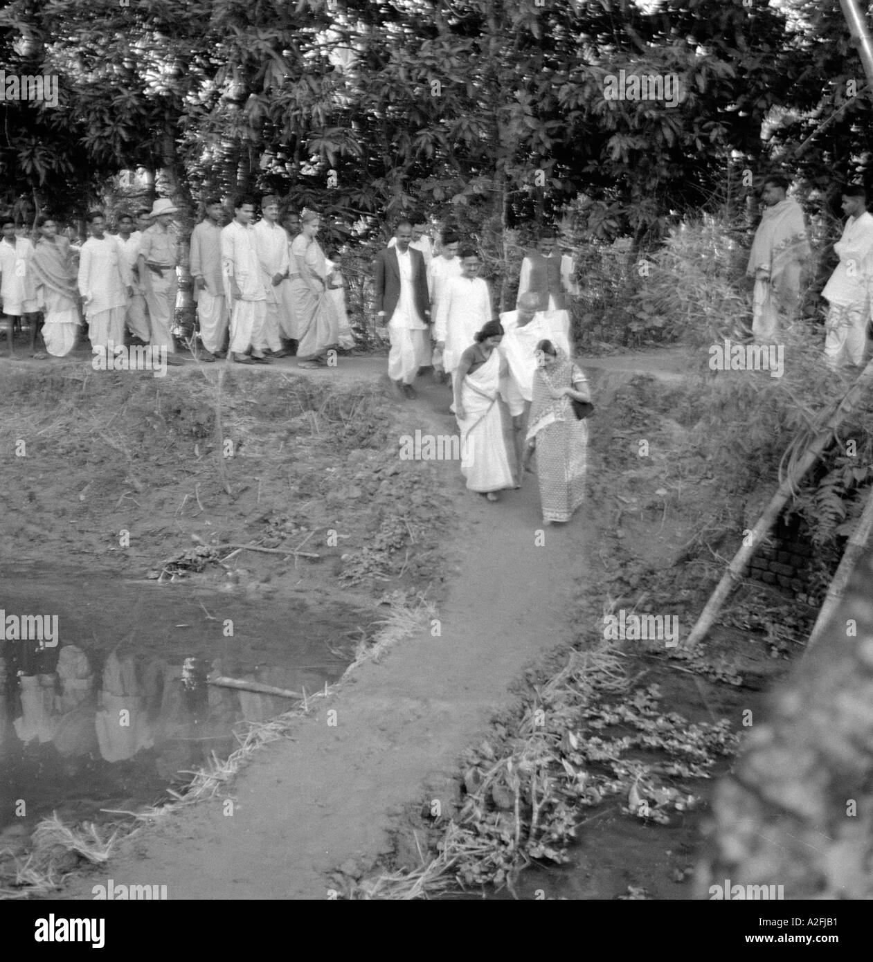 MKG33508 Mahatma Gandhi and others walking India Stock Photo - Alamy