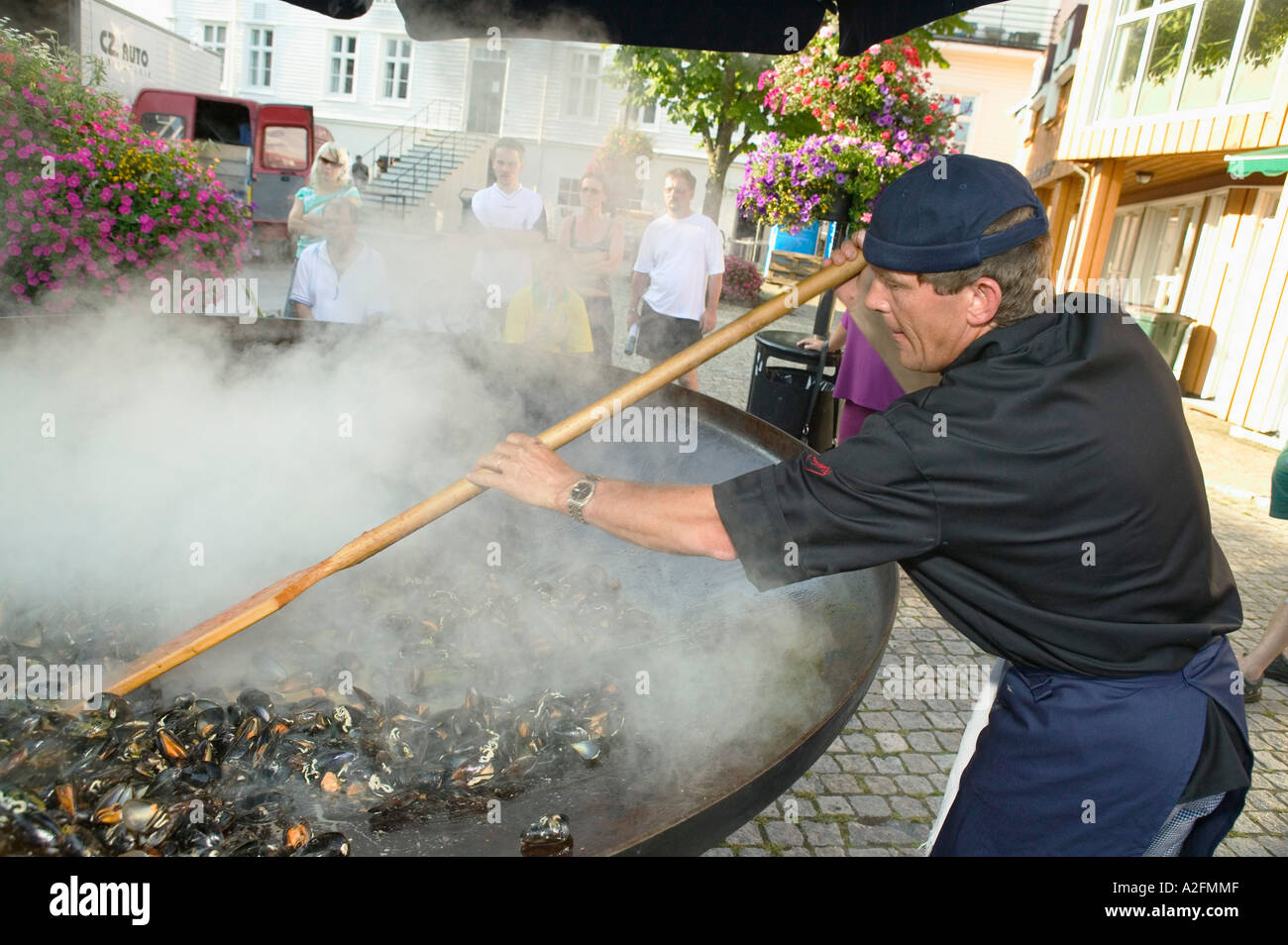 Norway,chef cooking mussels (MR Stock Photo - Alamy