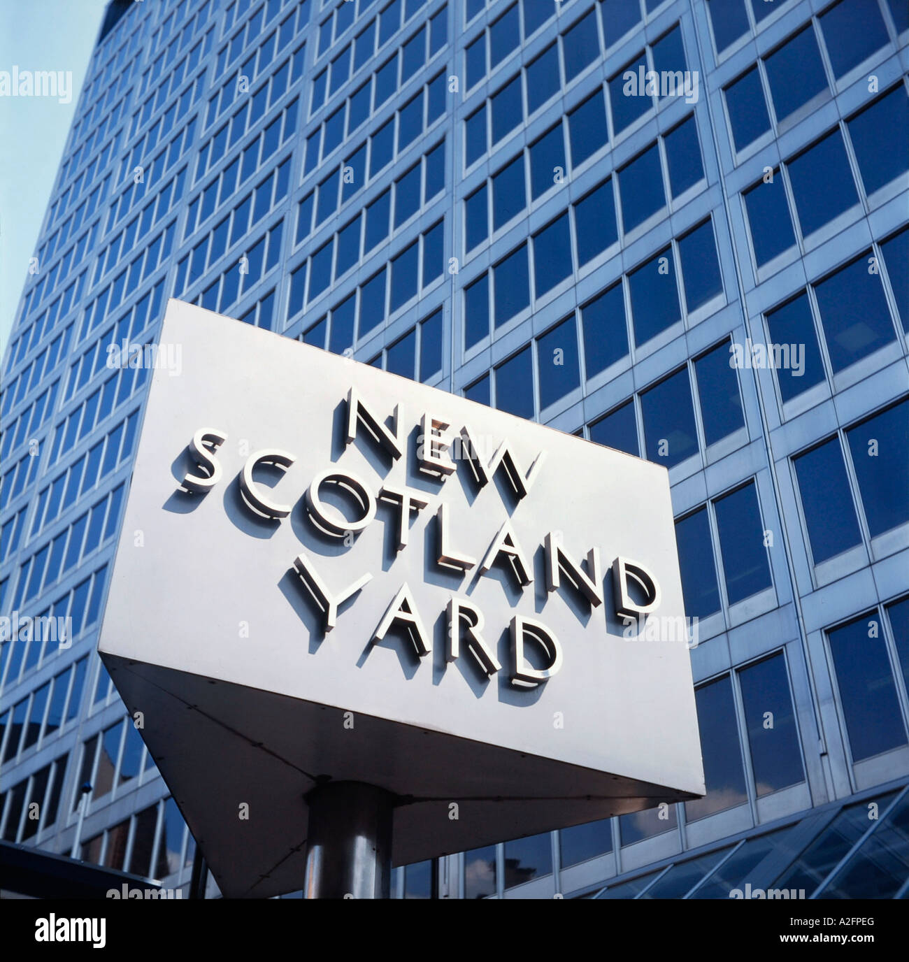 New Scotland Yard police headquarters in St James London Stock Photo ...