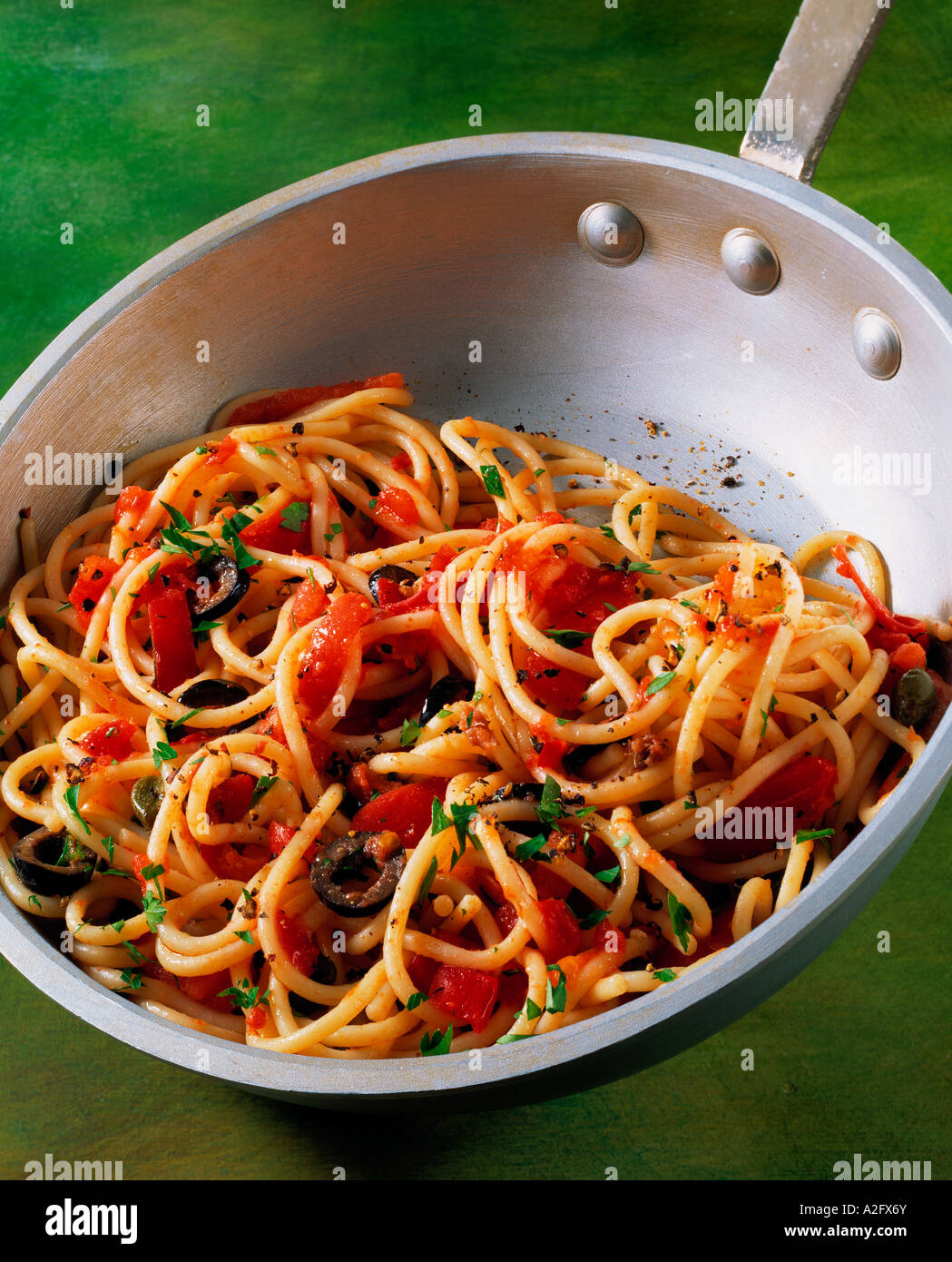 A pan of spaghetti pasta with tomatoes Stock Photo - Alamy