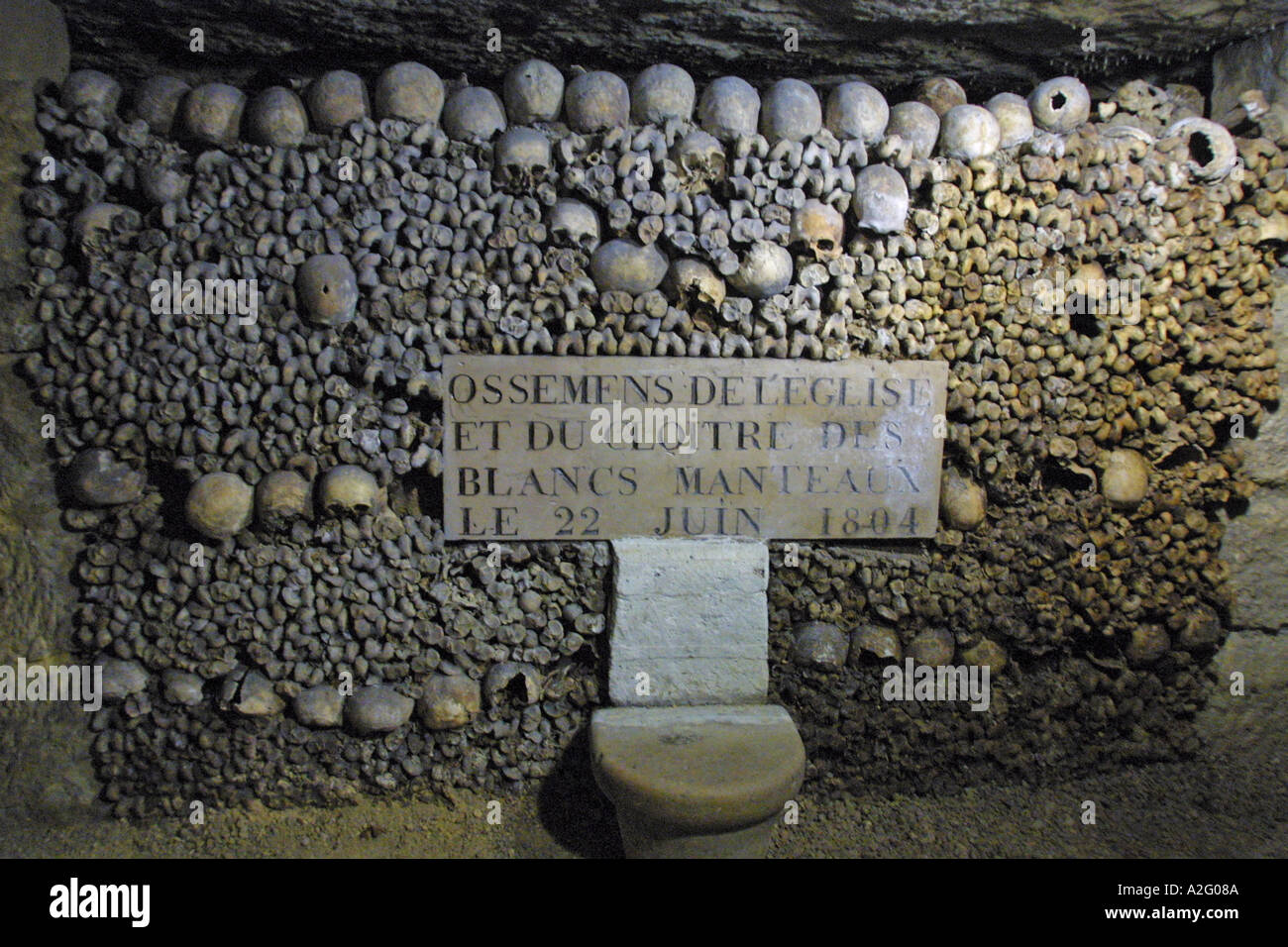 Bones and skulls lining a tunnel in the Paris catacombs France Stock ...
