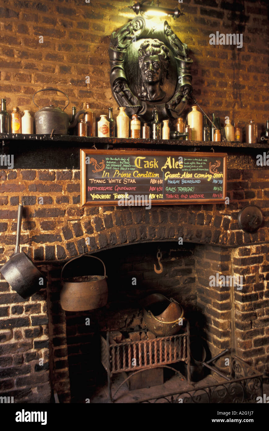 England, London, The Anchor Bar, fireplace, Pub along Thames Stock ...