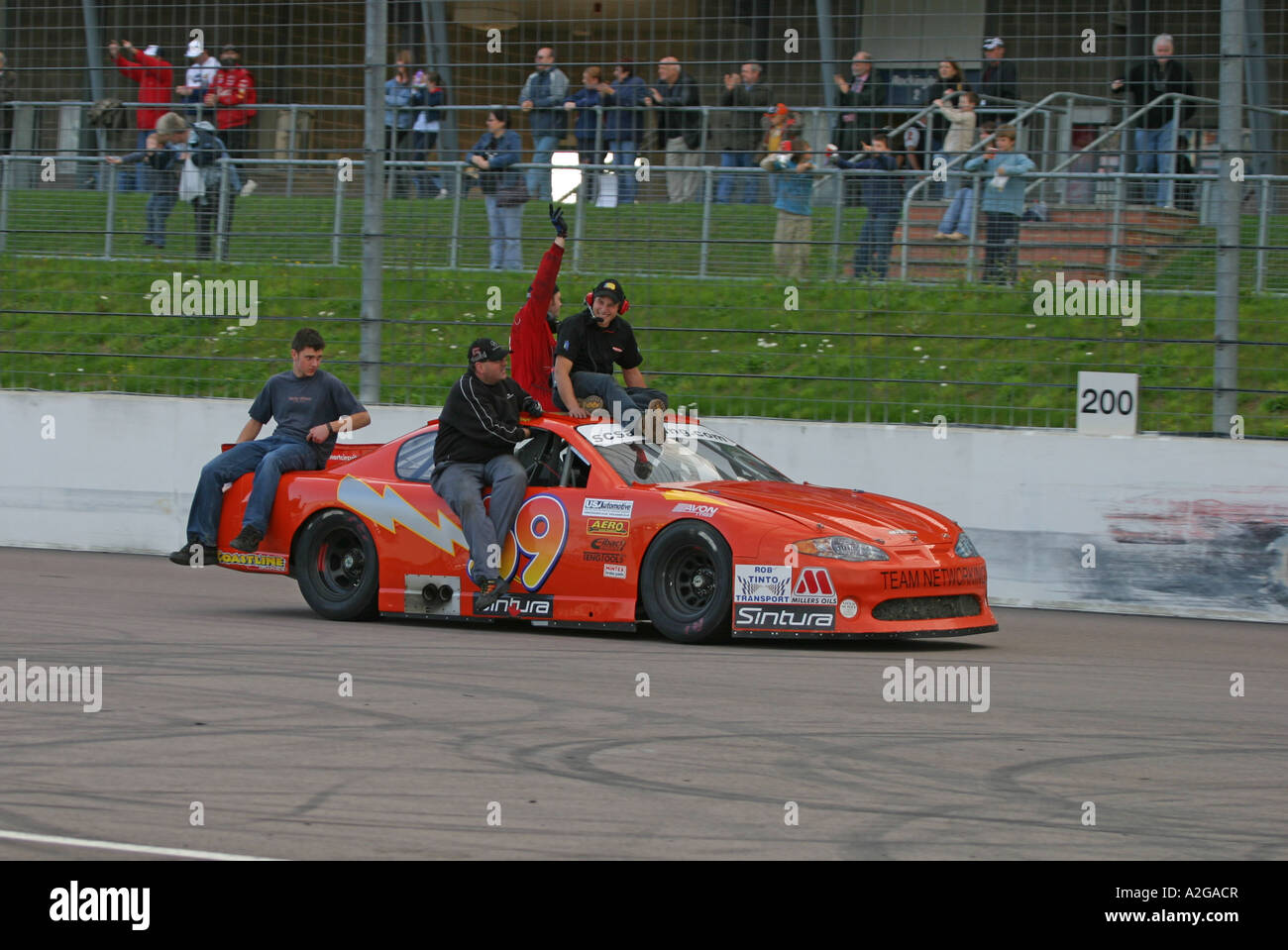 Stock car race pit crew hi-res stock photography and images - Alamy