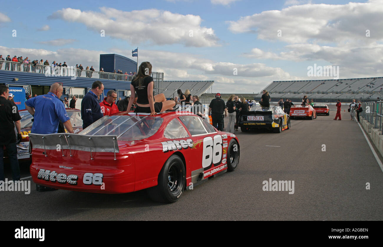 Cars line pit lane hi-res stock photography and images - Alamy