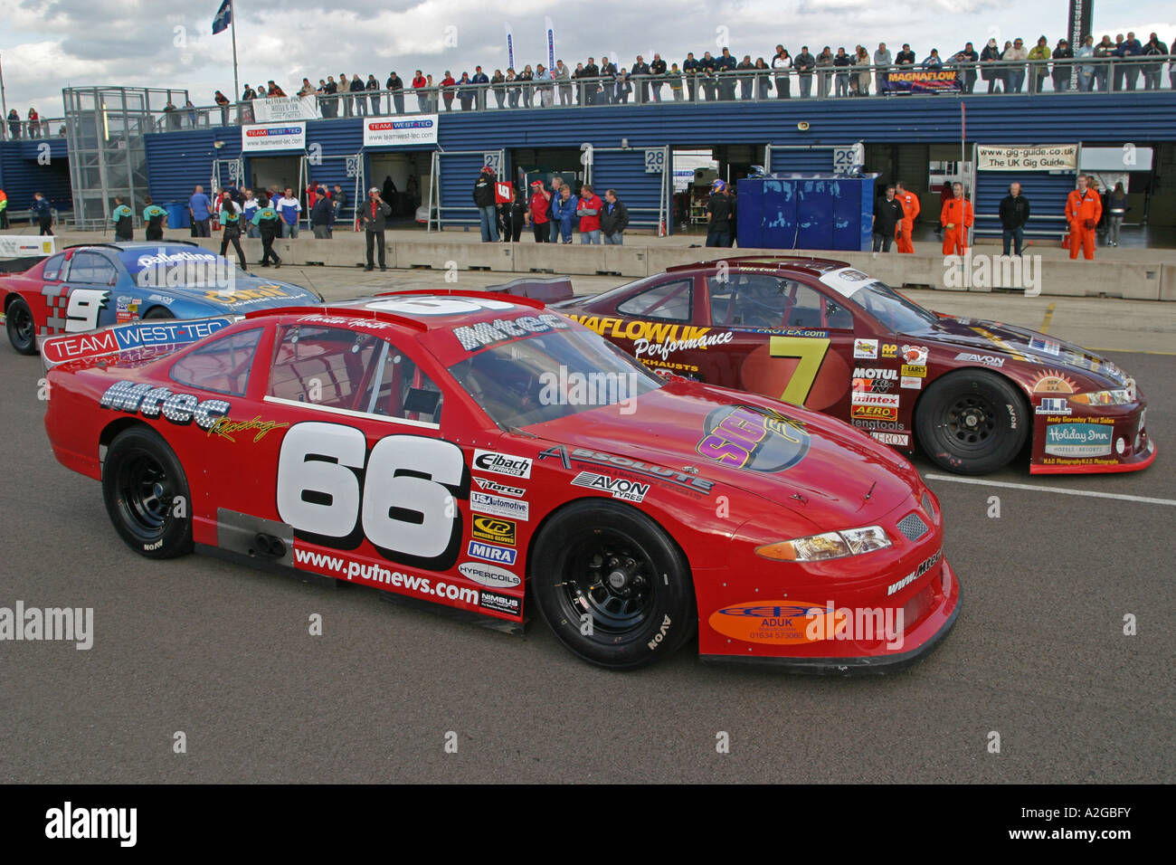 Cars line pit lane hi-res stock photography and images - Alamy