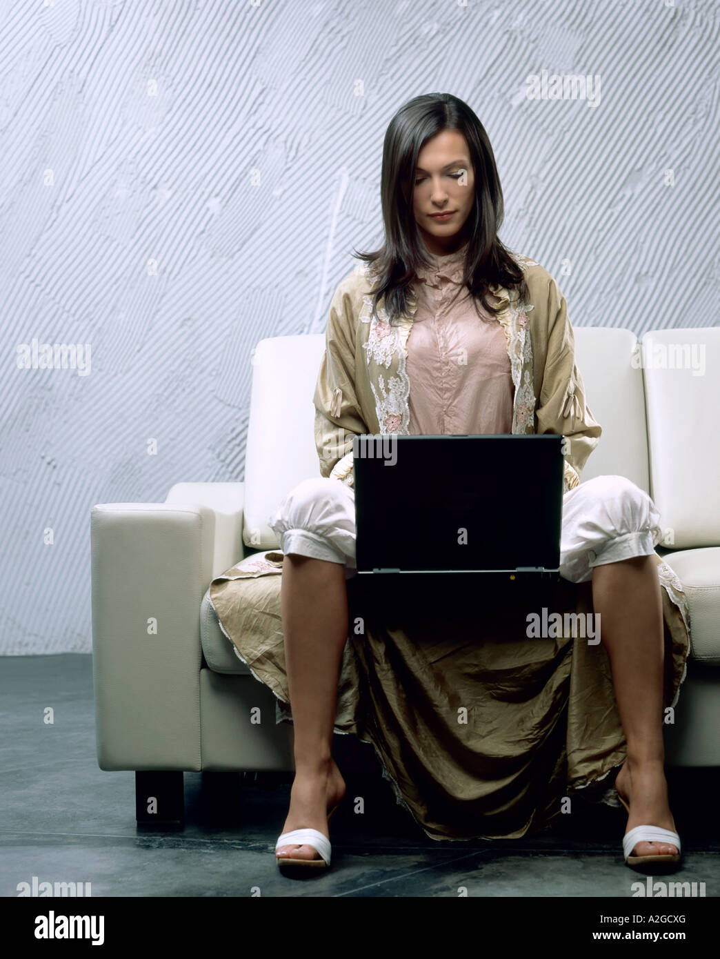 1216434 indoor flat rom livingroom young woman 25 30 brunette long hair ...