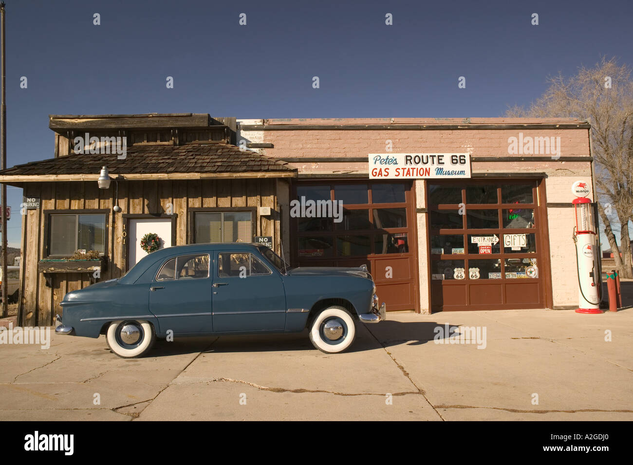 USA, Arizona, Williams: Old Rt.66 Garage & 1950 Ford Stock Photo - Alamy
