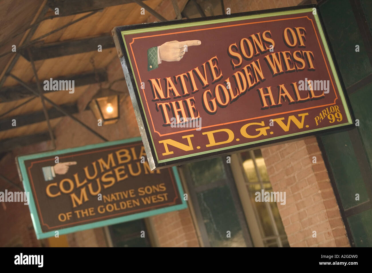 Vintage signage hi-res stock photography and images - Alamy