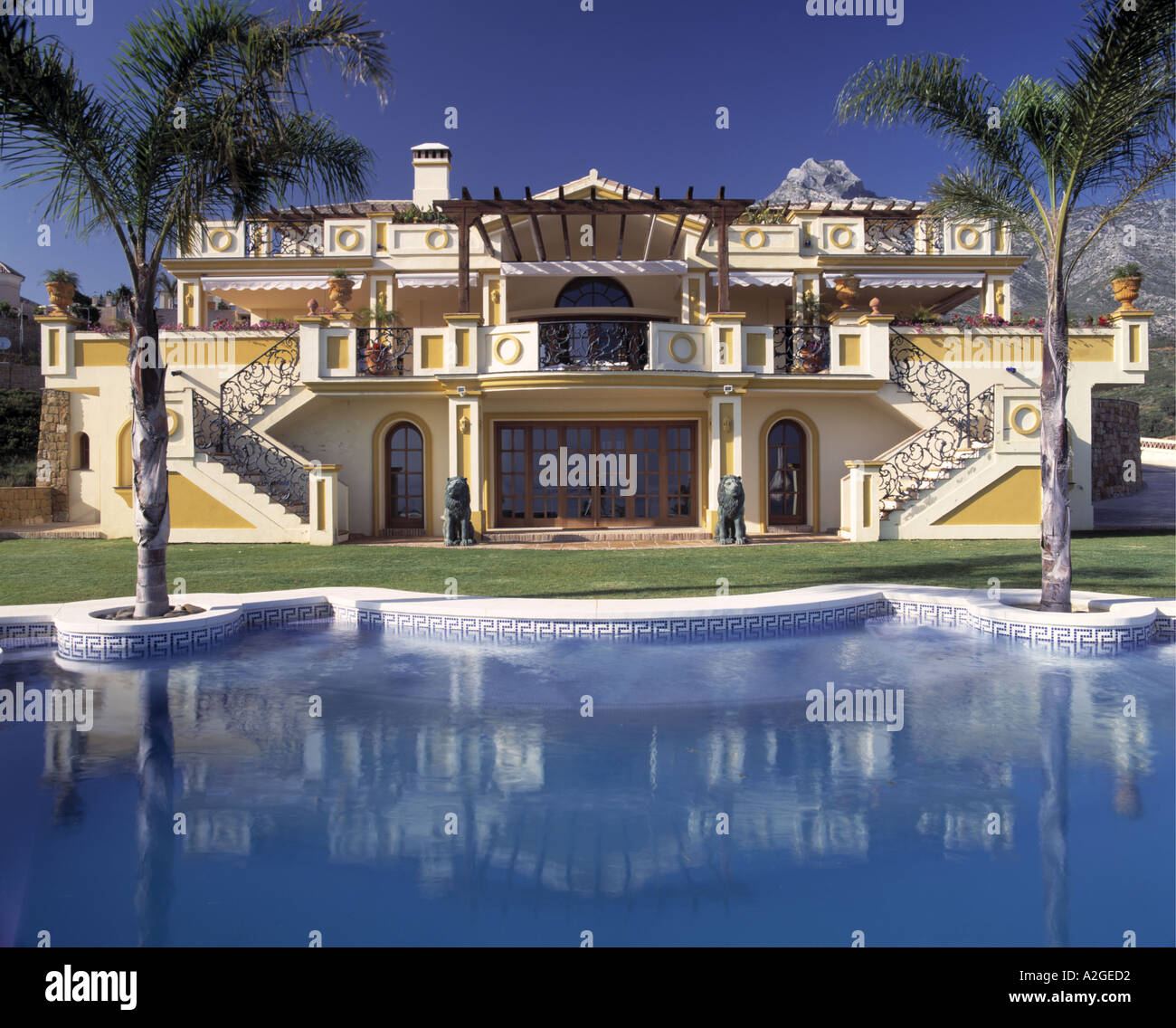 palatial spanish villa and swimming pool Stock Photo - Alamy