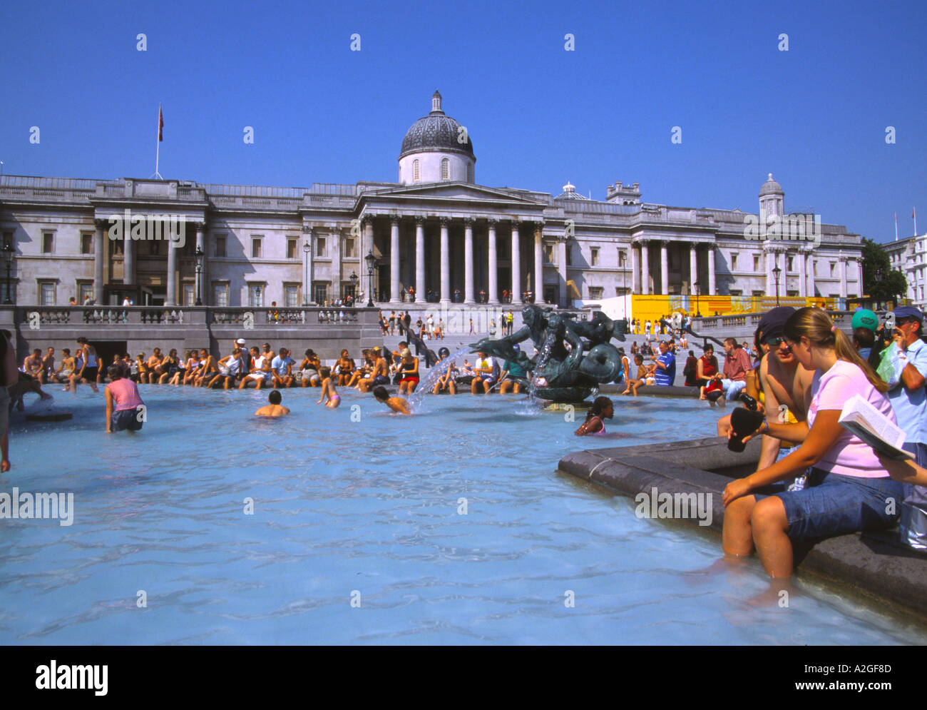 Heatwave 2003 - Trafalgar Square - London Stock Photo - Alamy