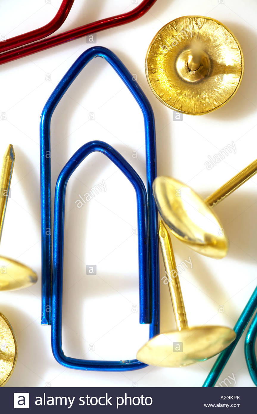 Paperclips and drawing pins Stock Photo - Alamy