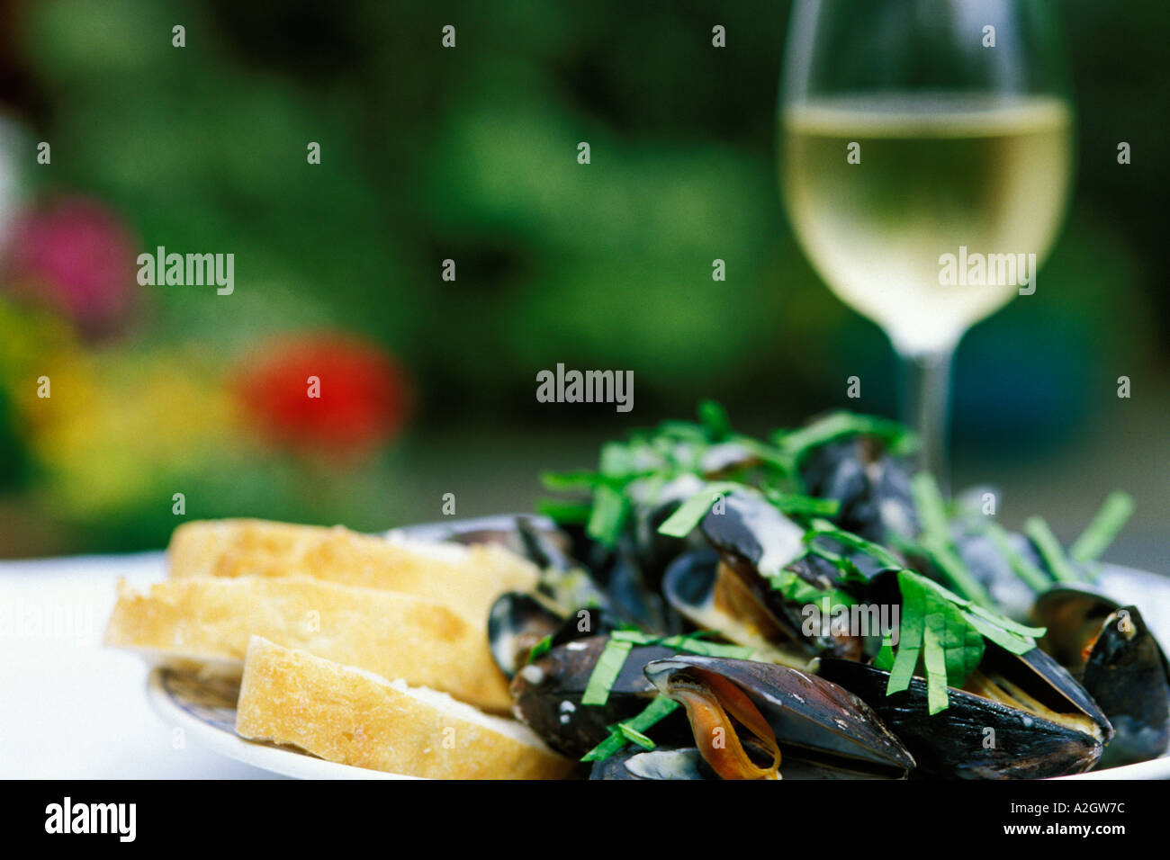 Food, Donegal mussels and White Wine Stock Photo - Alamy