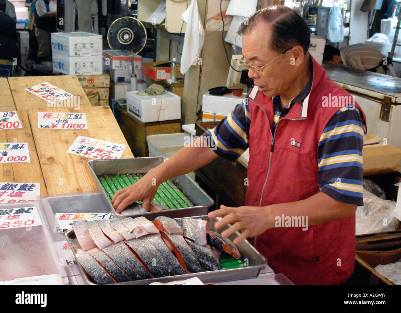 Fishmonger counting fillets of fish, Tokyo central fish market, Japan ...