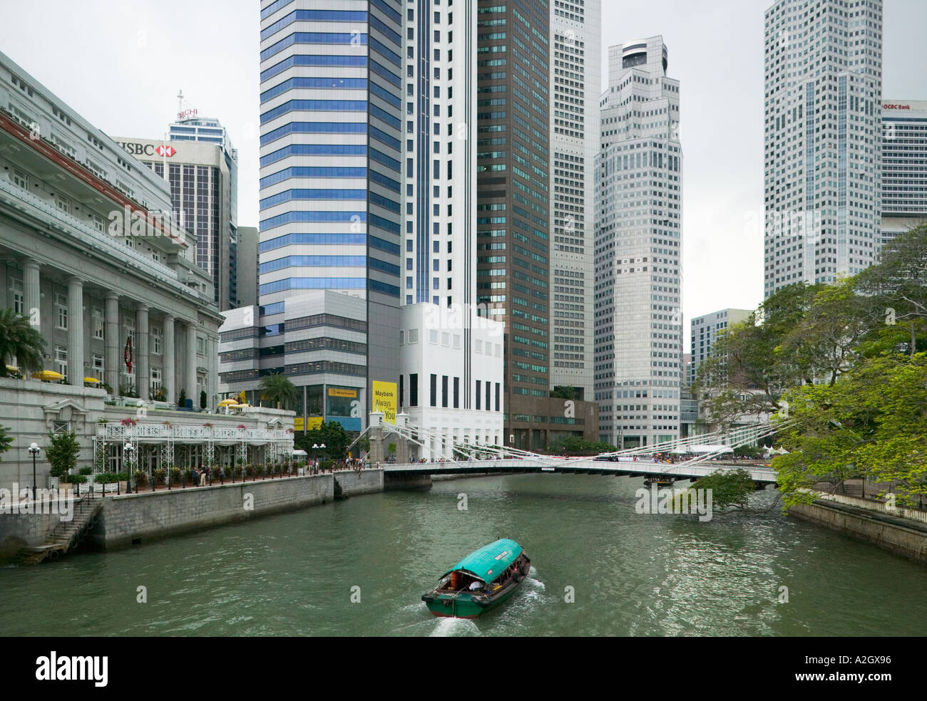 Fullerton Hotel Cavanagh Bridge boats on Singapore River city centre ...