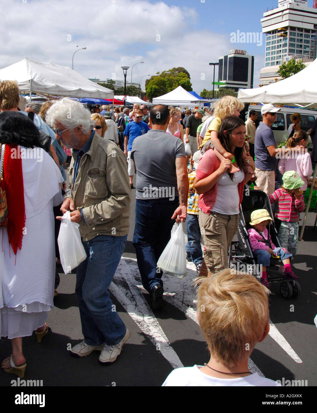 Shopping crowds, Takapuna Sunday street market, Auckland city North ...