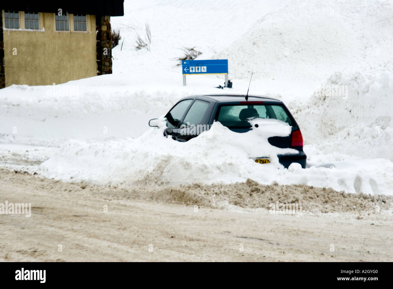 Car buried in snow drift hi-res stock photography and images - Alamy