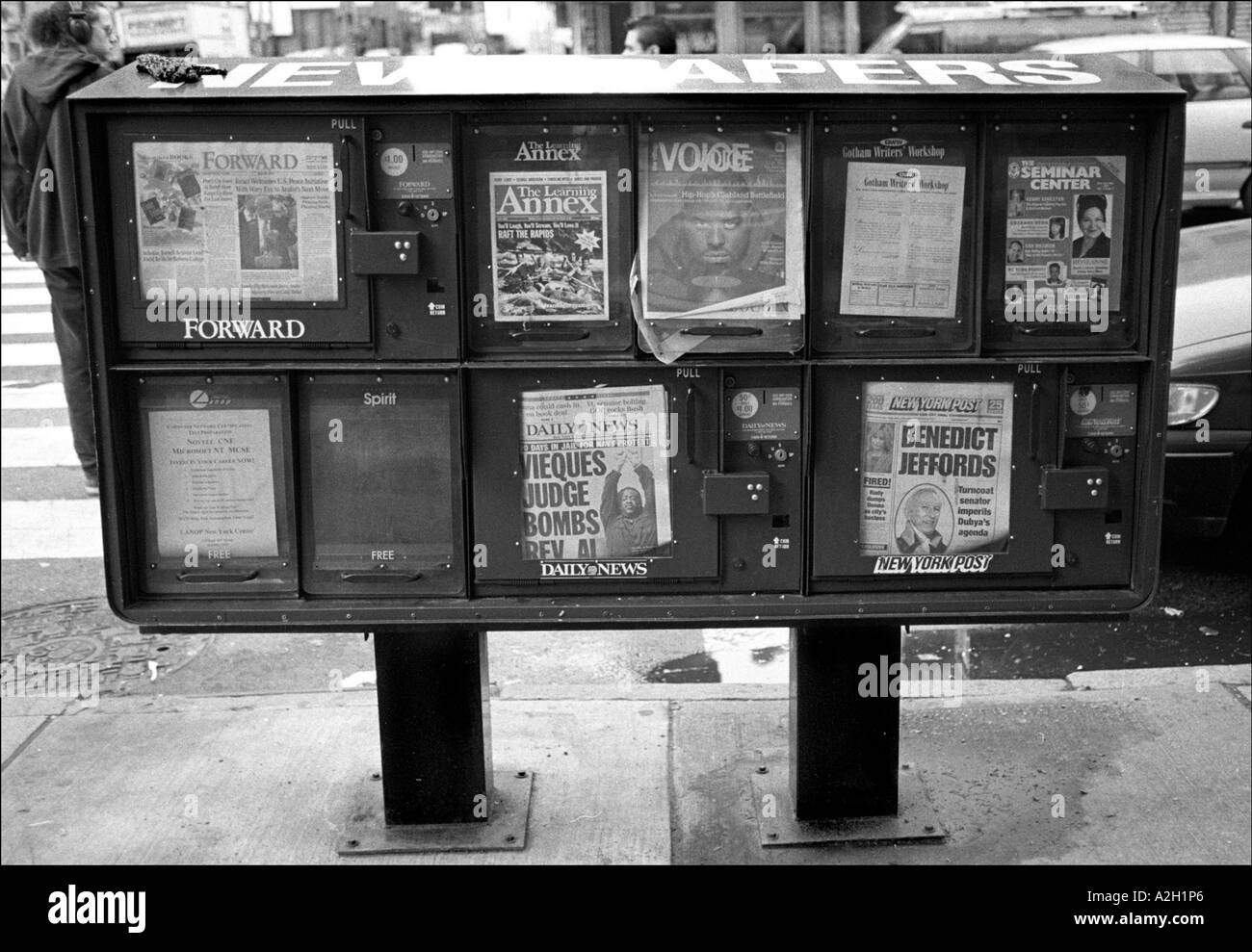 New york newspapers stand hi-res stock photography and images - Alamy