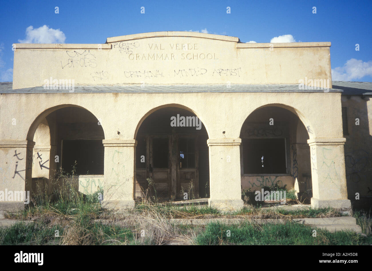The archways of a deserted school hi-res stock photography and images ...