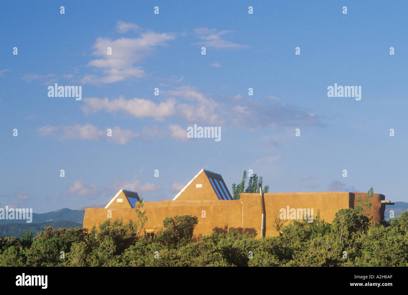Modern adobe house new mexico hi-res stock photography and images - Alamy