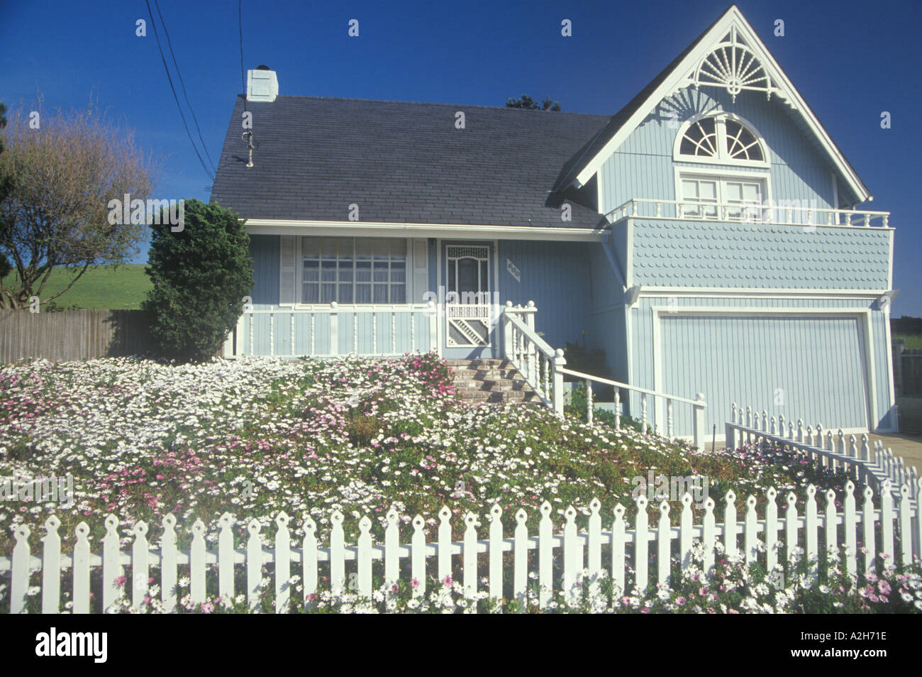 Picket fence house hi-res stock photography and images - Alamy