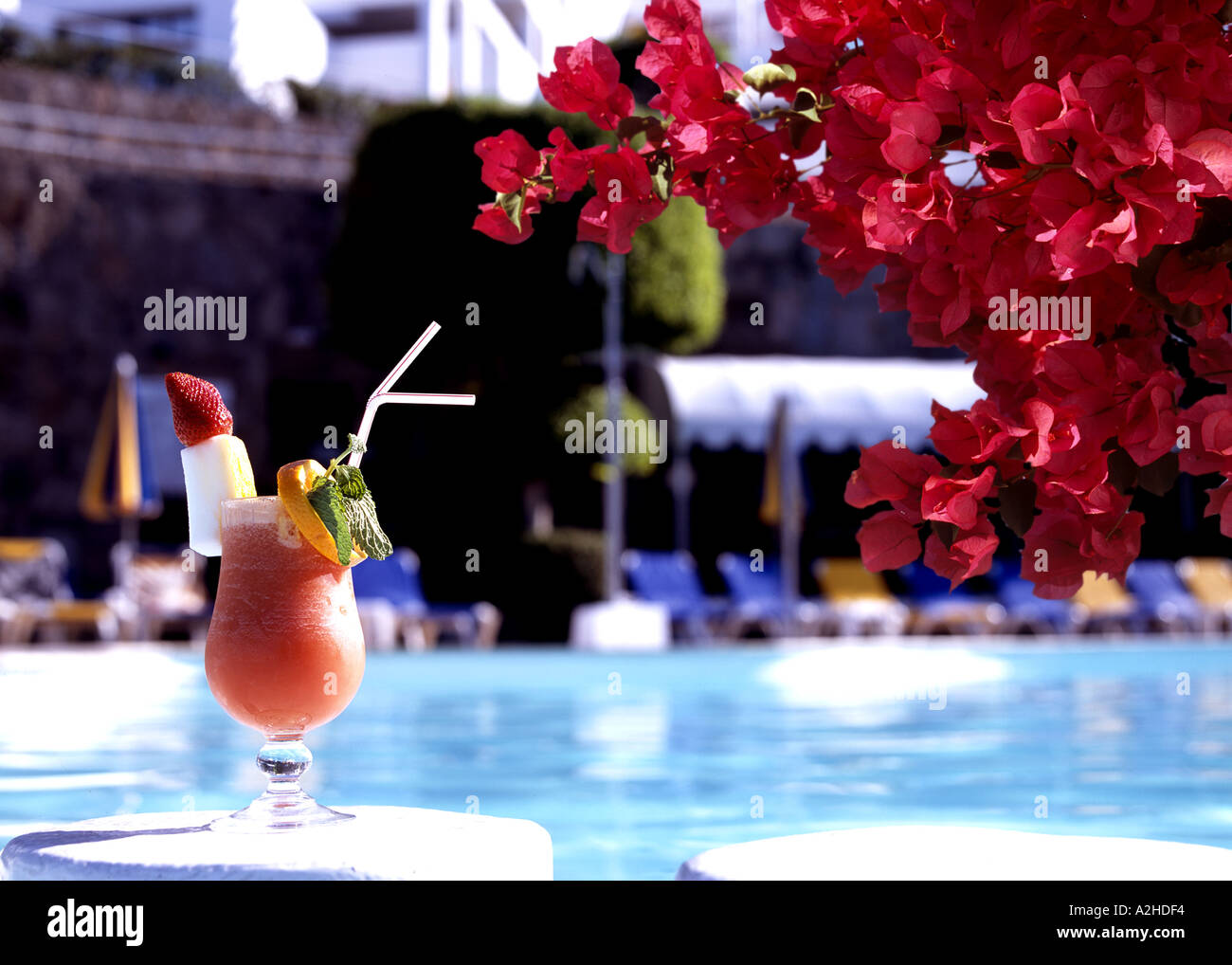Cocktail by the swimming pool Stock Photo - Alamy