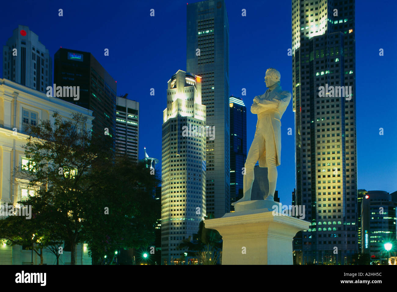 Singapore skyline illuminated skyscrapers hi-res stock photography and ...