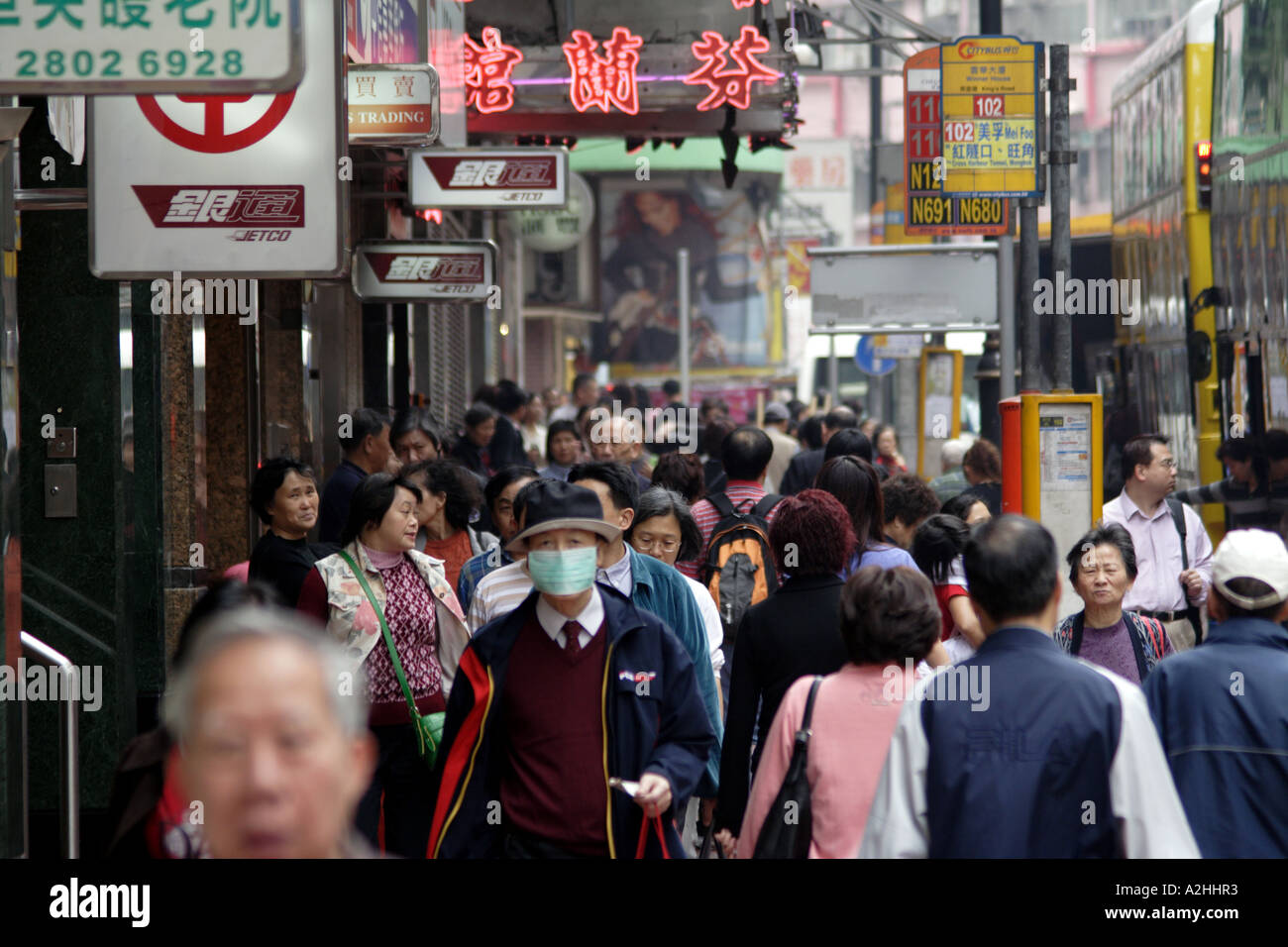Busy pedestrian sidewalk in Hong Kong Stock Photo - Alamy