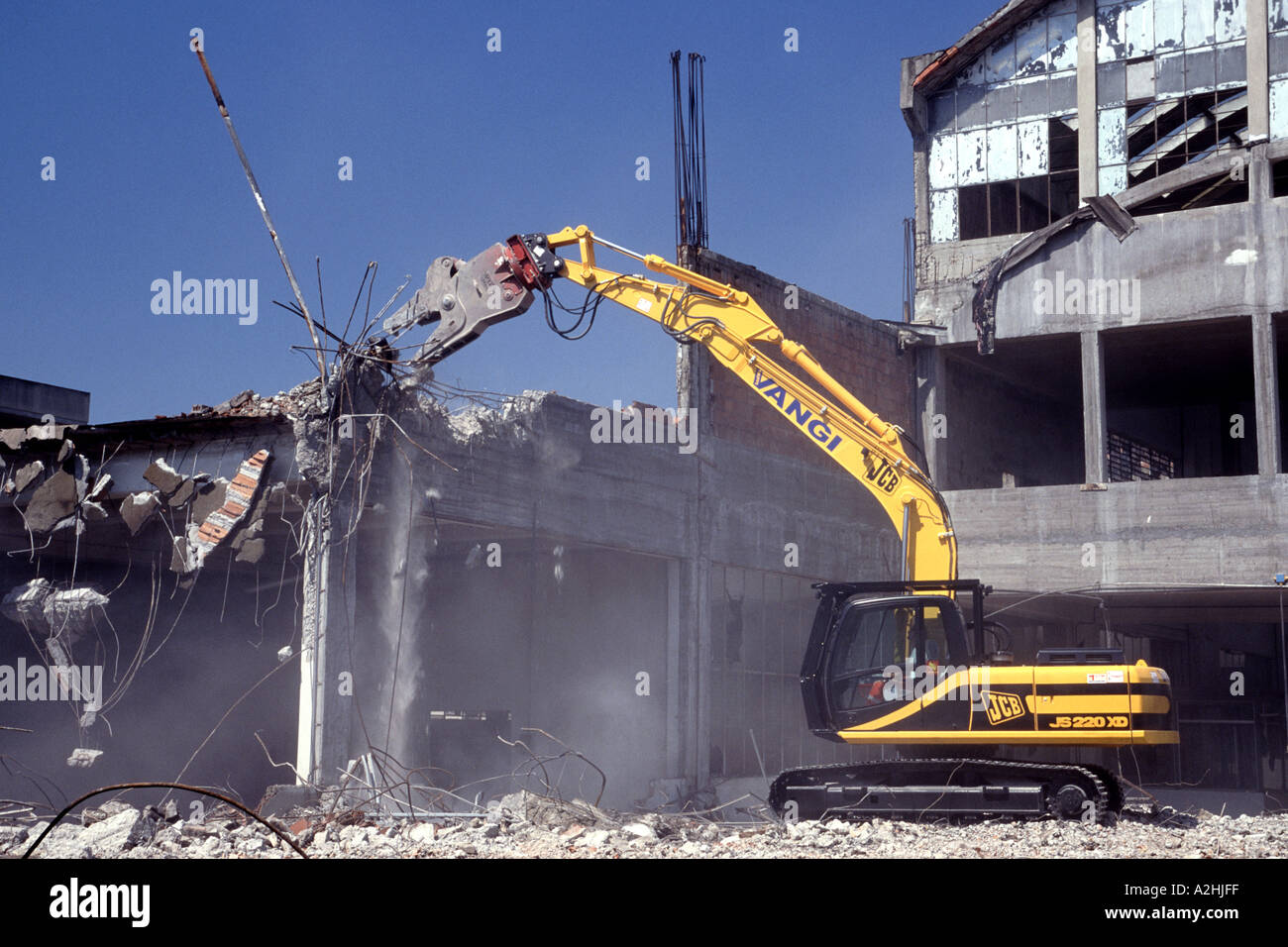 Demolishing works hi-res stock photography and images - Alamy