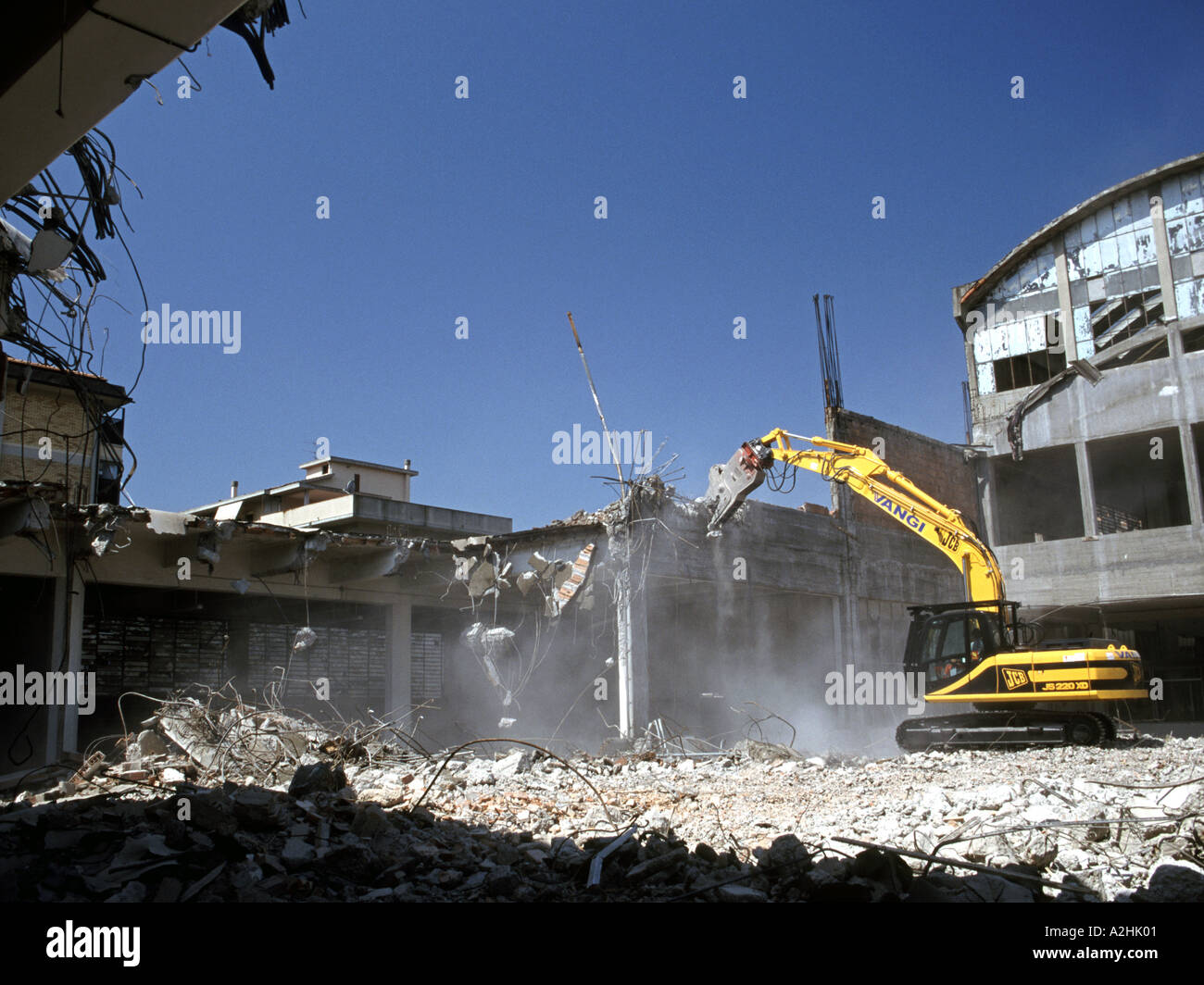 Demolishing a building hi-res stock photography and images - Alamy