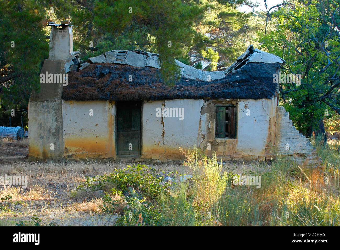 Sagging roof house hi-res stock photography and images - Alamy
