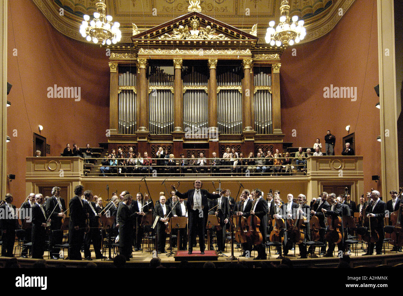 Woman conductor orchestra hi-res stock photography and images - Alamy