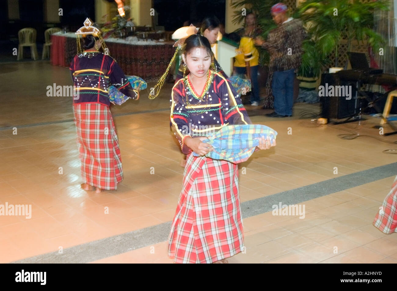 Traditional tribal dance & costumes of the B'laan (Bilaan) people of ...