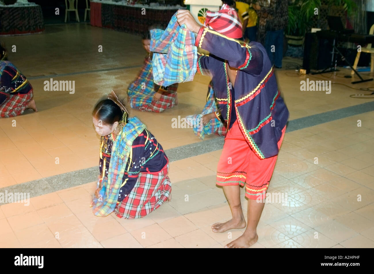 Traditional tribal dance & costumes of the B'laan (Bilaan) people of ...