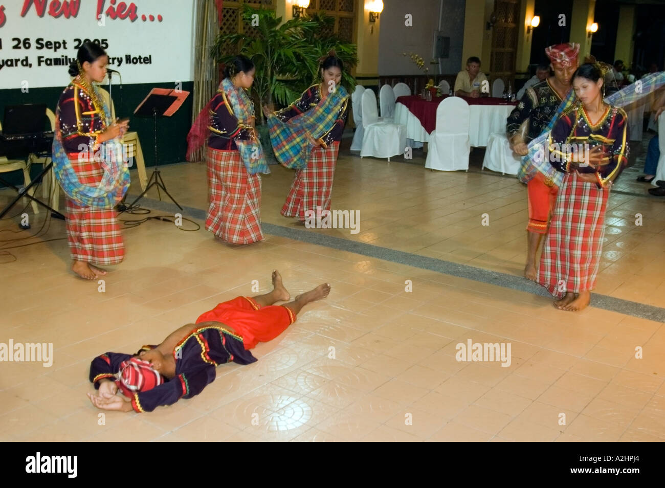 Traditional tribal dance & costumes of the B'laan (Bilaan) people of ...