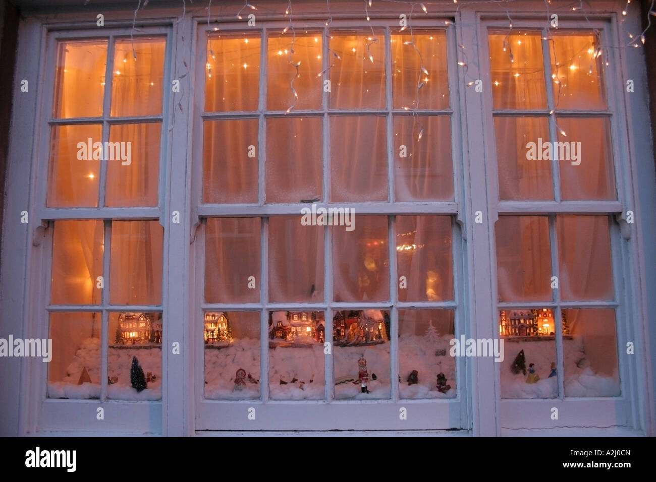 House window during the Dunster Candlelight festival Stock Photo - Alamy