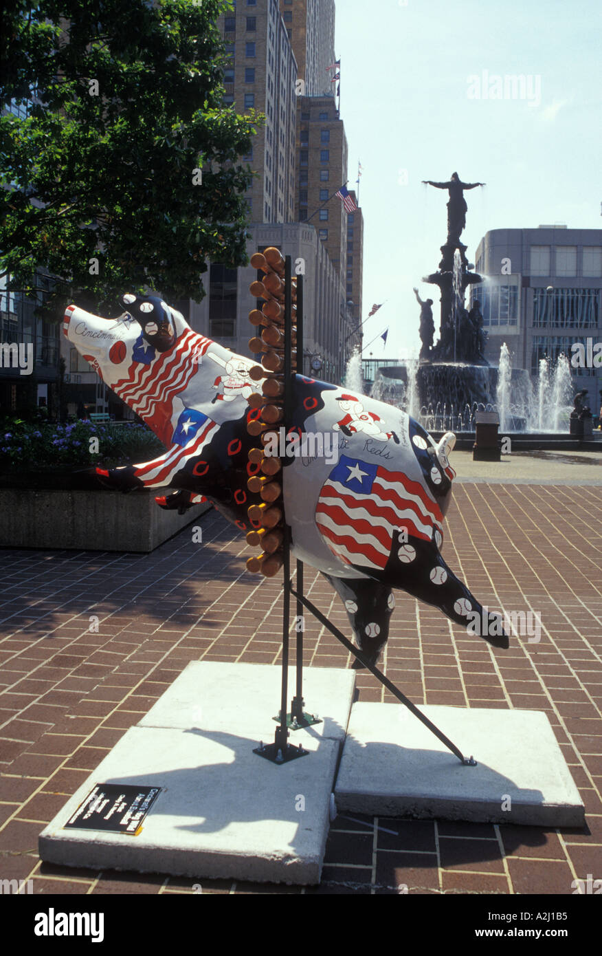 Ohio cincinnati fountain square statue hi-res stock photography and ...