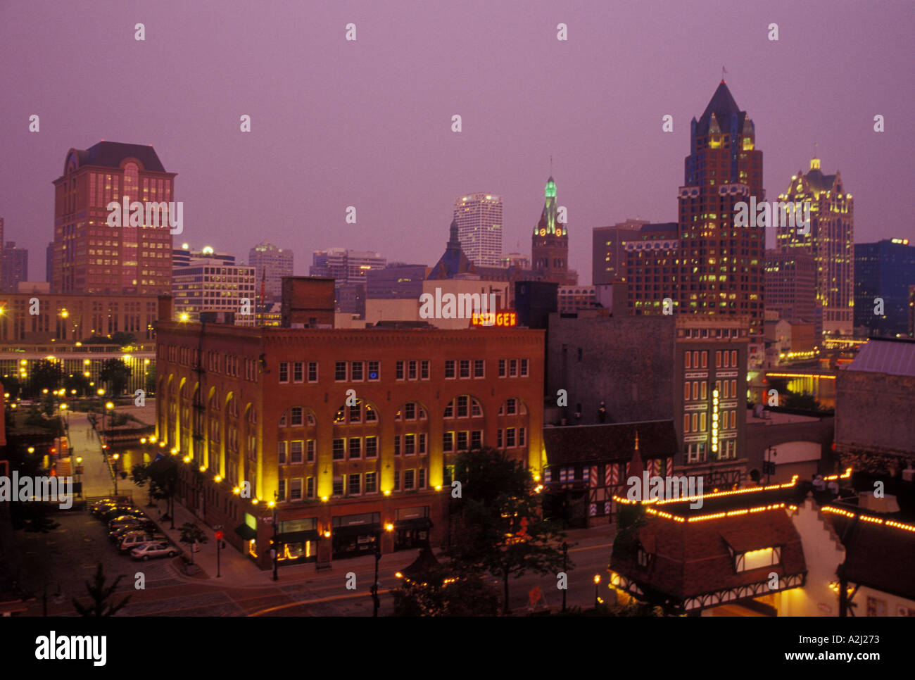 Milwaukee skyline at twilight hi-res stock photography and images - Alamy