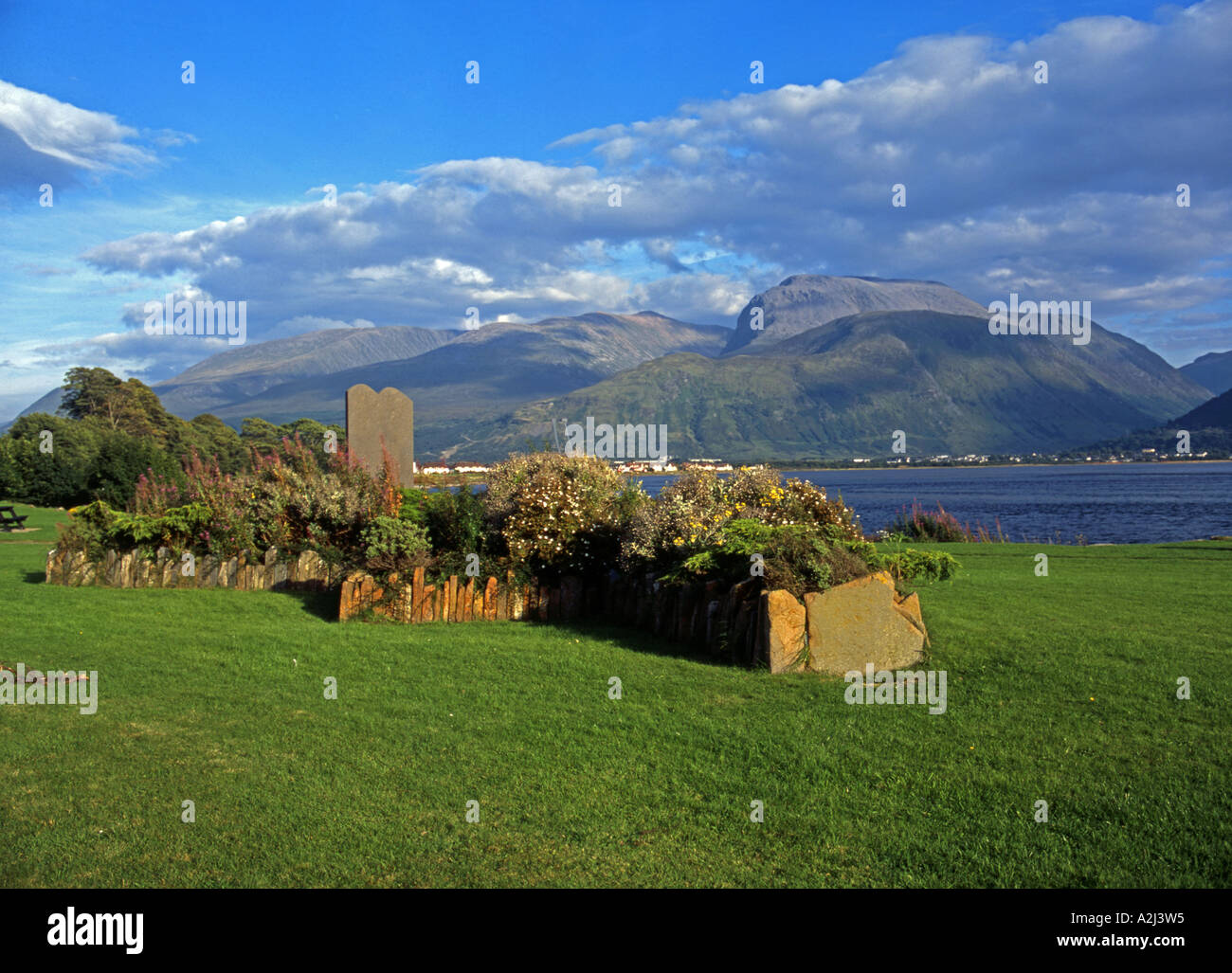 Colourful summer view of Scotland's highest mountain Ben Nevis from ...