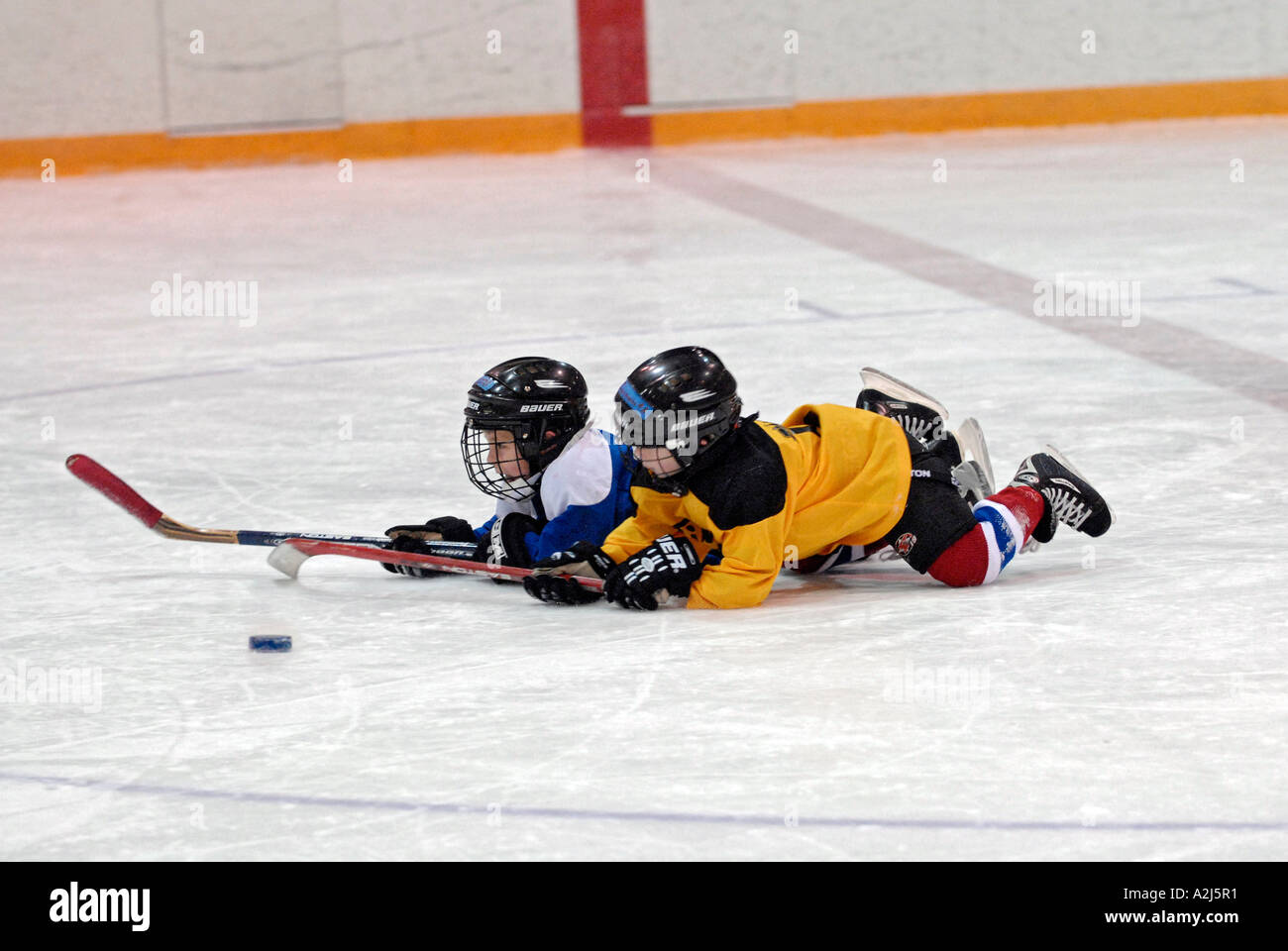 Kids playing ice hockey hi-res stock photography and images - Alamy
