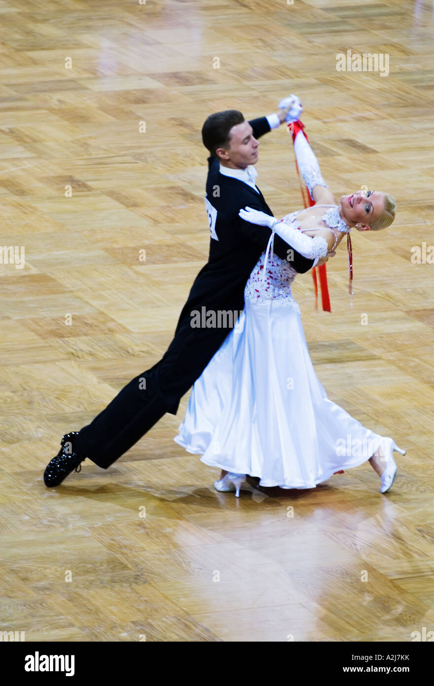 Ballroom dancing couple hi-res stock photography and images - Alamy